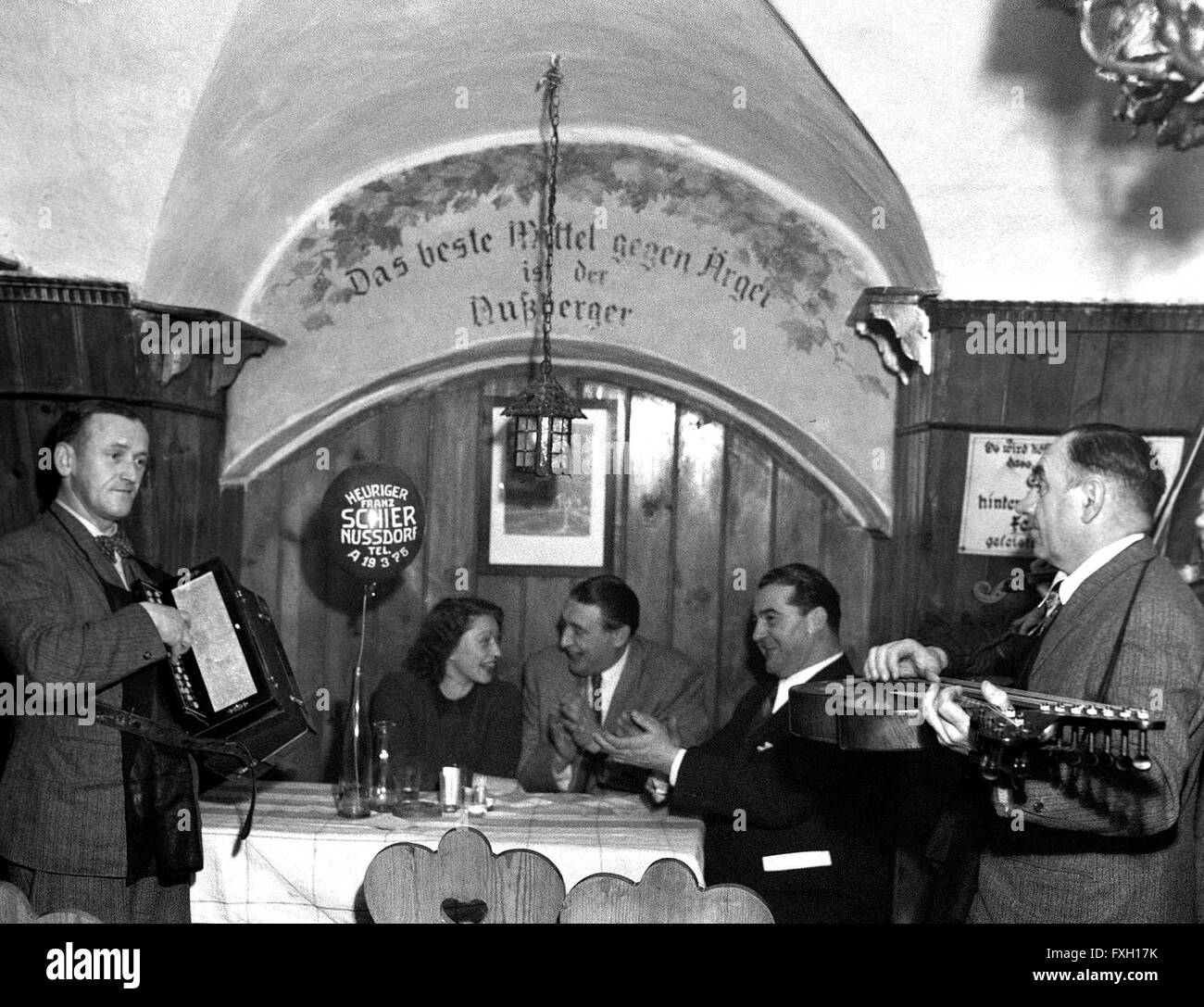 Heuriger wein restaurant -Fotos und -Bildmaterial in hoher Auflösung ...