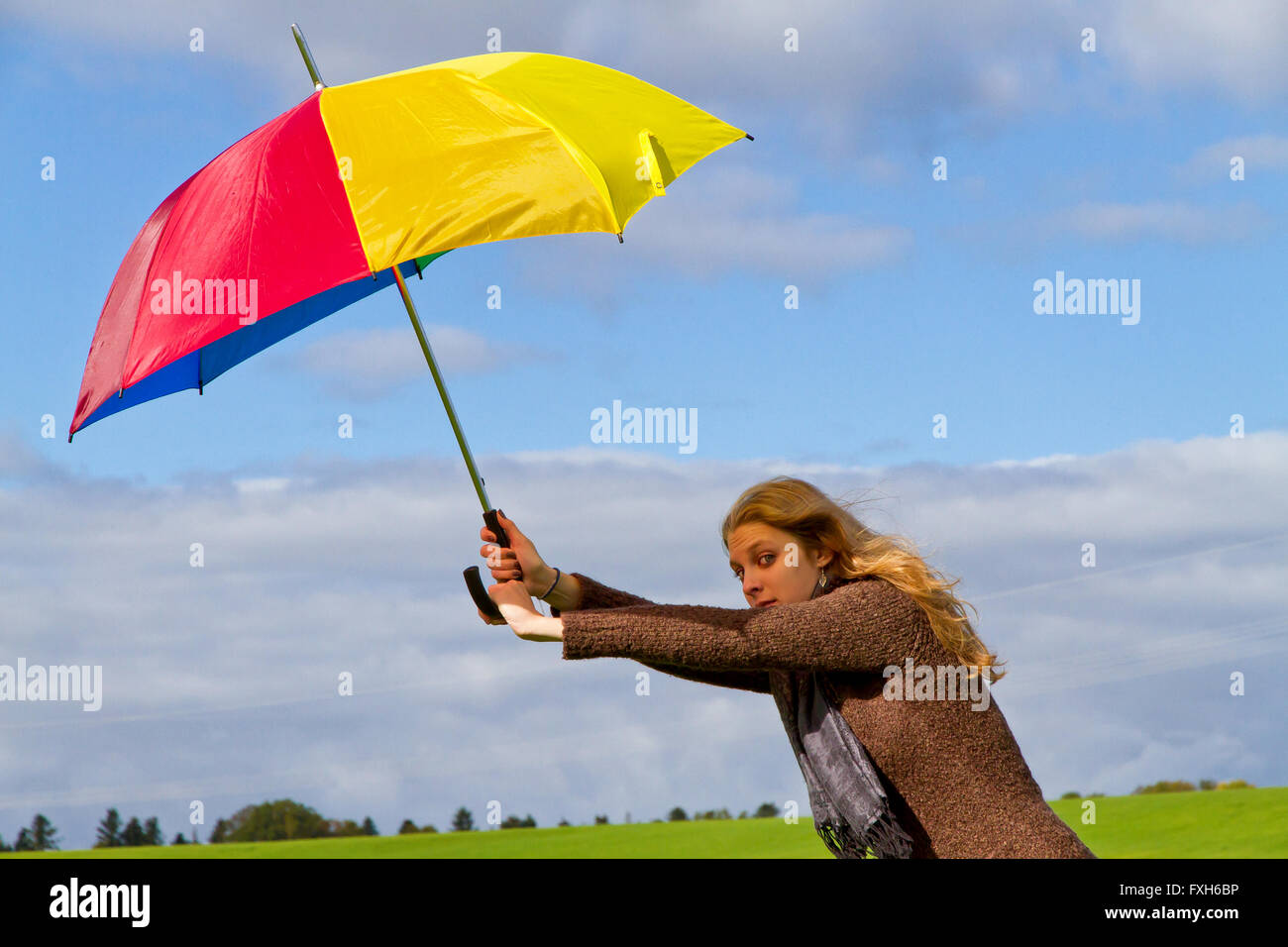 Frau fliegt mit regenschirm -Fotos und -Bildmaterial in hoher Auflösung ...