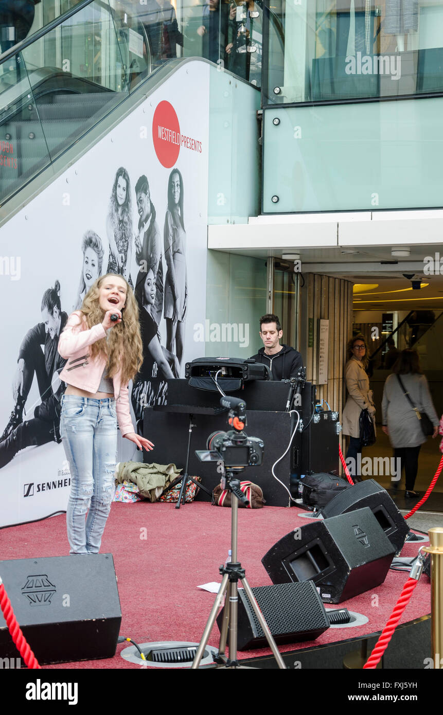 Ein Teenager Sänger, bekannt als "Saphir" führt in eine neue Phase der ...