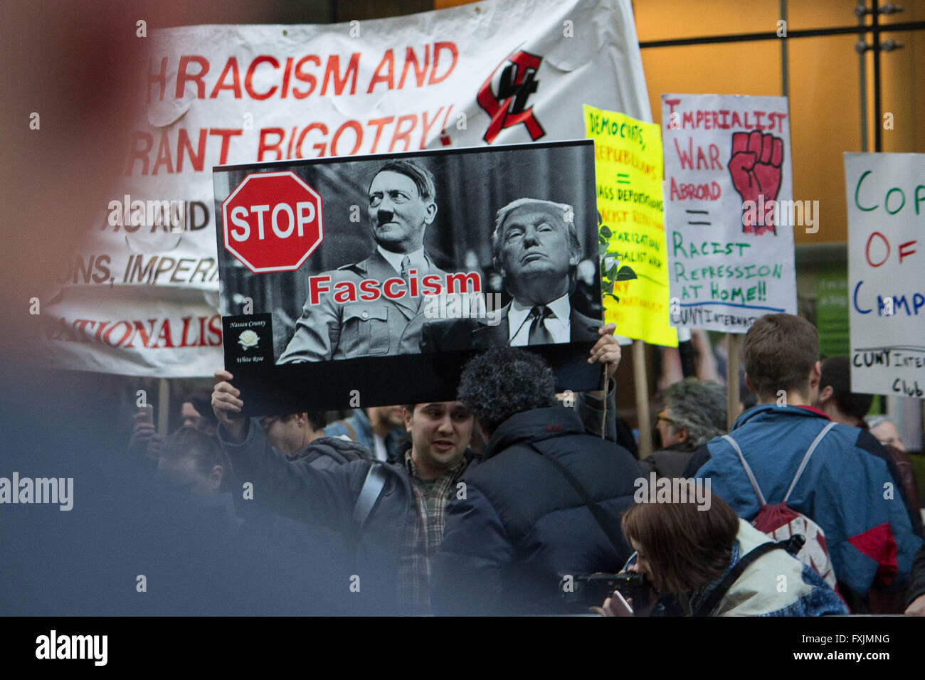 Stop Faschismus-eine Anti-Trump-Demonstrator ein Schild hält, der ... Stop Faschismus-eine Anti-Trump-Demonstrator ein Schild hält, der ...