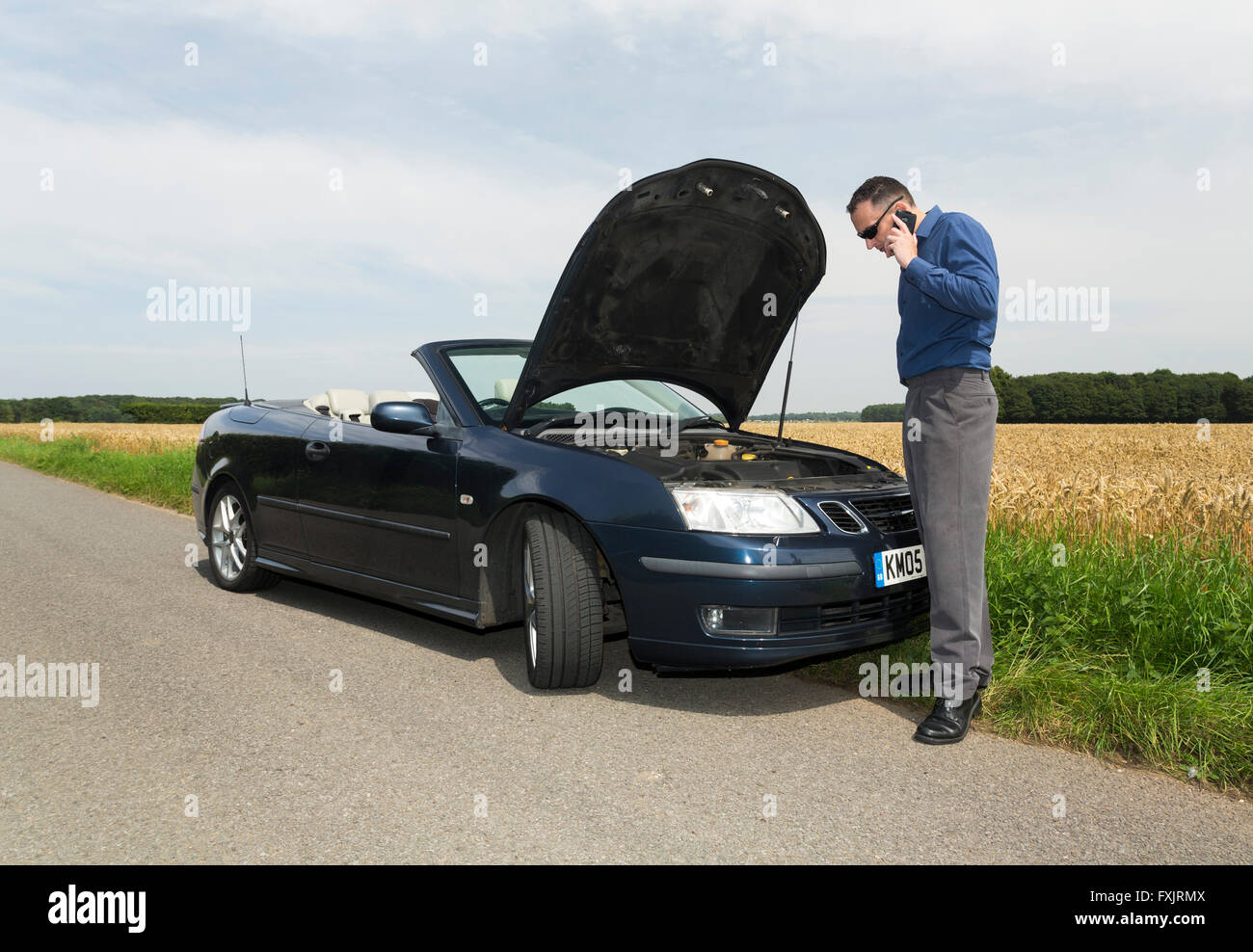 Auto breakdown hood mann sieht motor -Fotos und -Bildmaterial in hoher ...