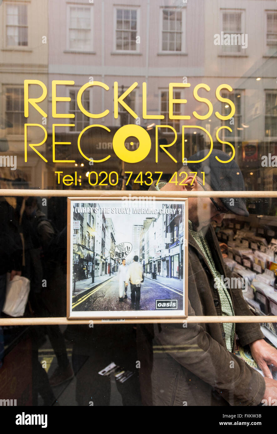 Oasis' Was ist die Story Morning Glory Album Cover im Schaufenster der Reckless Records in Soho ...