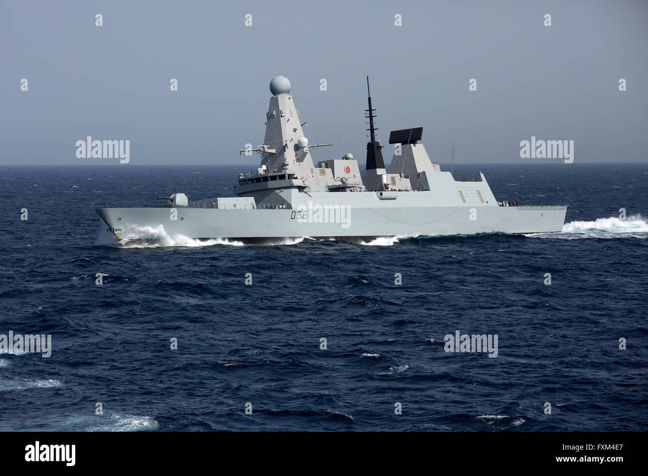 HMS Defender D36 als sie erfüllt und eine Übung im Oman Meer neben ...