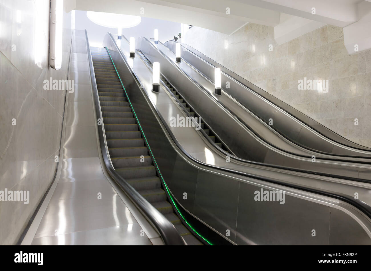 Lange rolltreppe aus metall -Fotos und -Bildmaterial in hoher Auflösung ...
