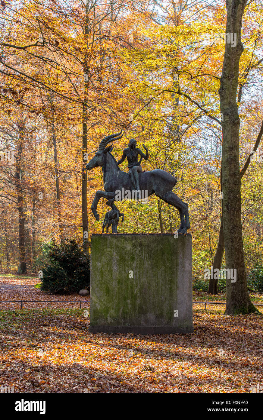 Skulptur von Fabelwesen mit Reiterin und Hund erstellt von Ludwig ...