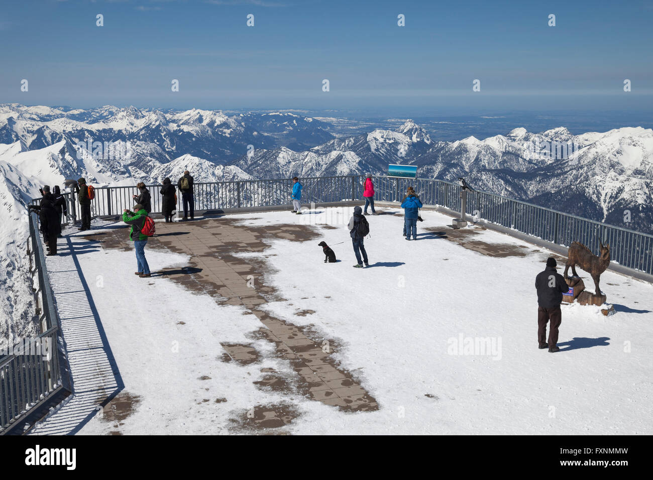 Zugspitze tourist platform -Fotos und -Bildmaterial in hoher Auflösung ...
