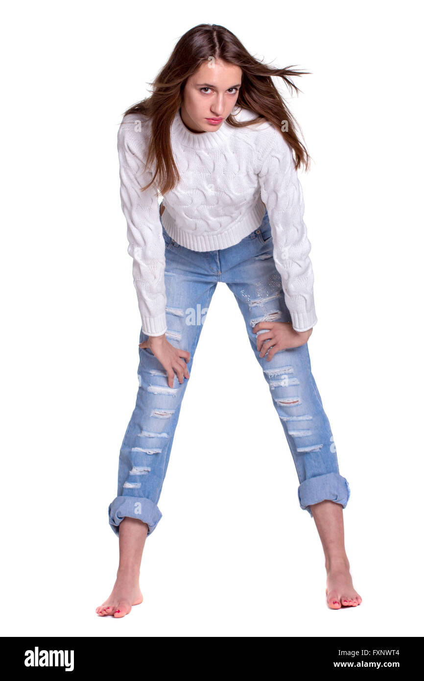 Hübsche junge Frau posiert in blauen Jeanse barfuß Stockfotografie - Alamy