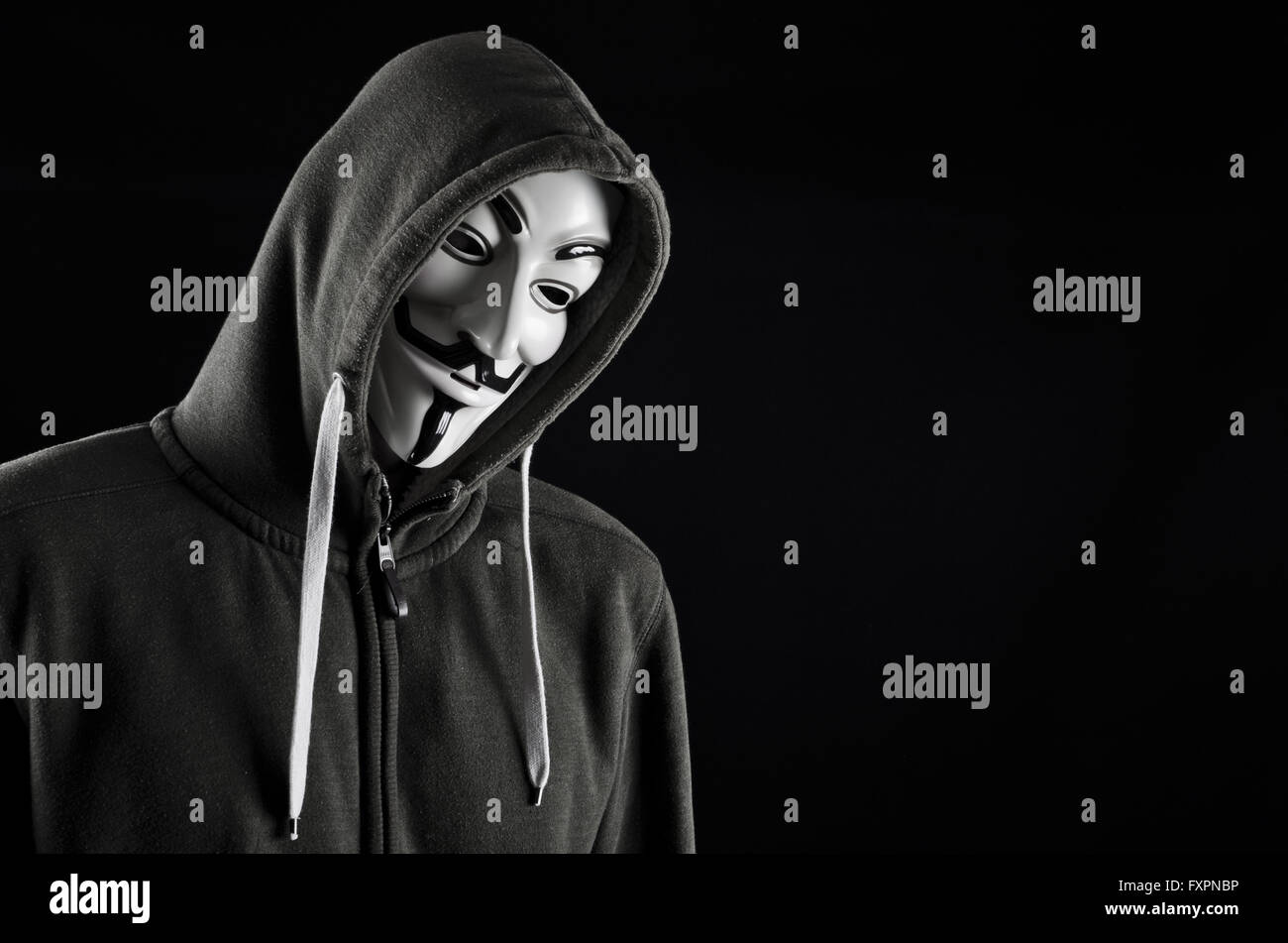 Vermummte Mann mit v for Vendetta Maske auf schwarzem Hintergrund ...