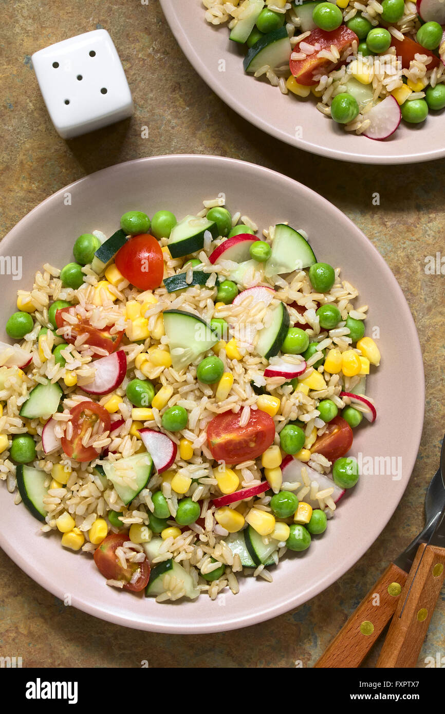 Brauner Reis-Salat mit Cherry-Tomaten, Mais, Gurken, Radieschen und ...