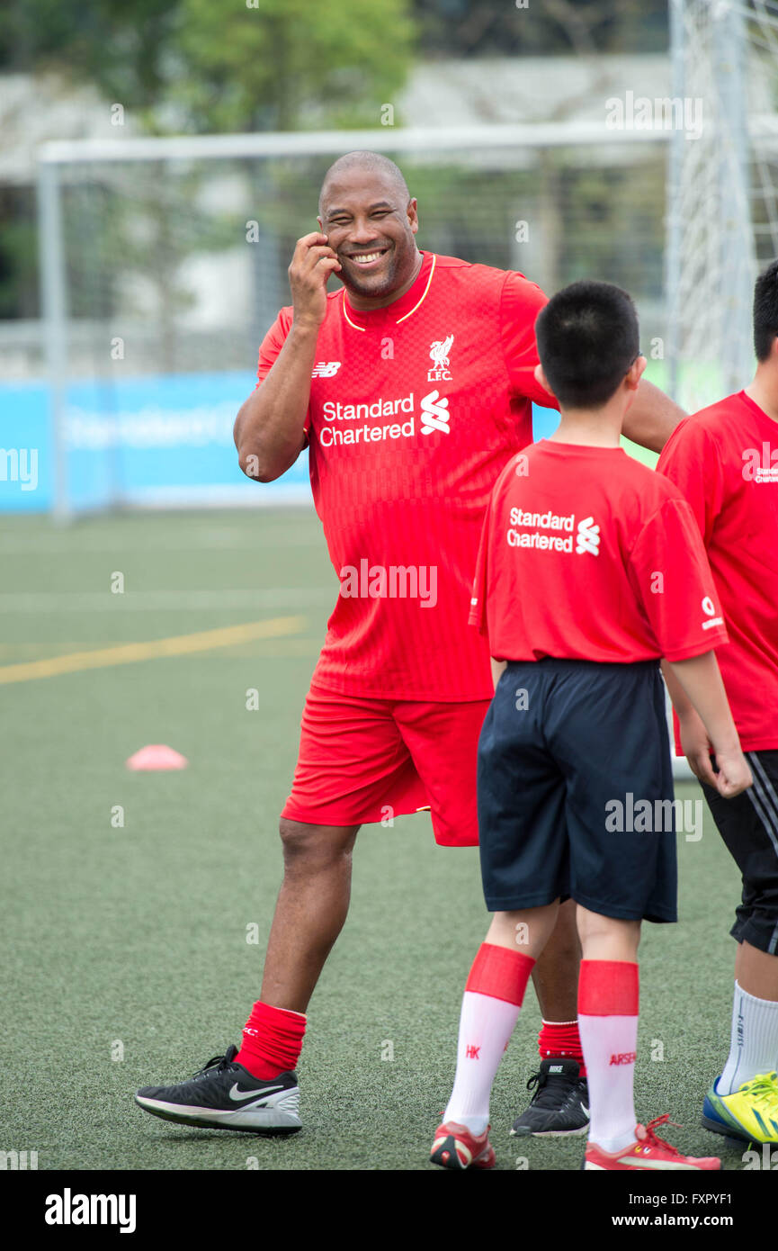 Ehemaliger Liverpool Footballspieler John Barnes Stockfotos und -bilder ...