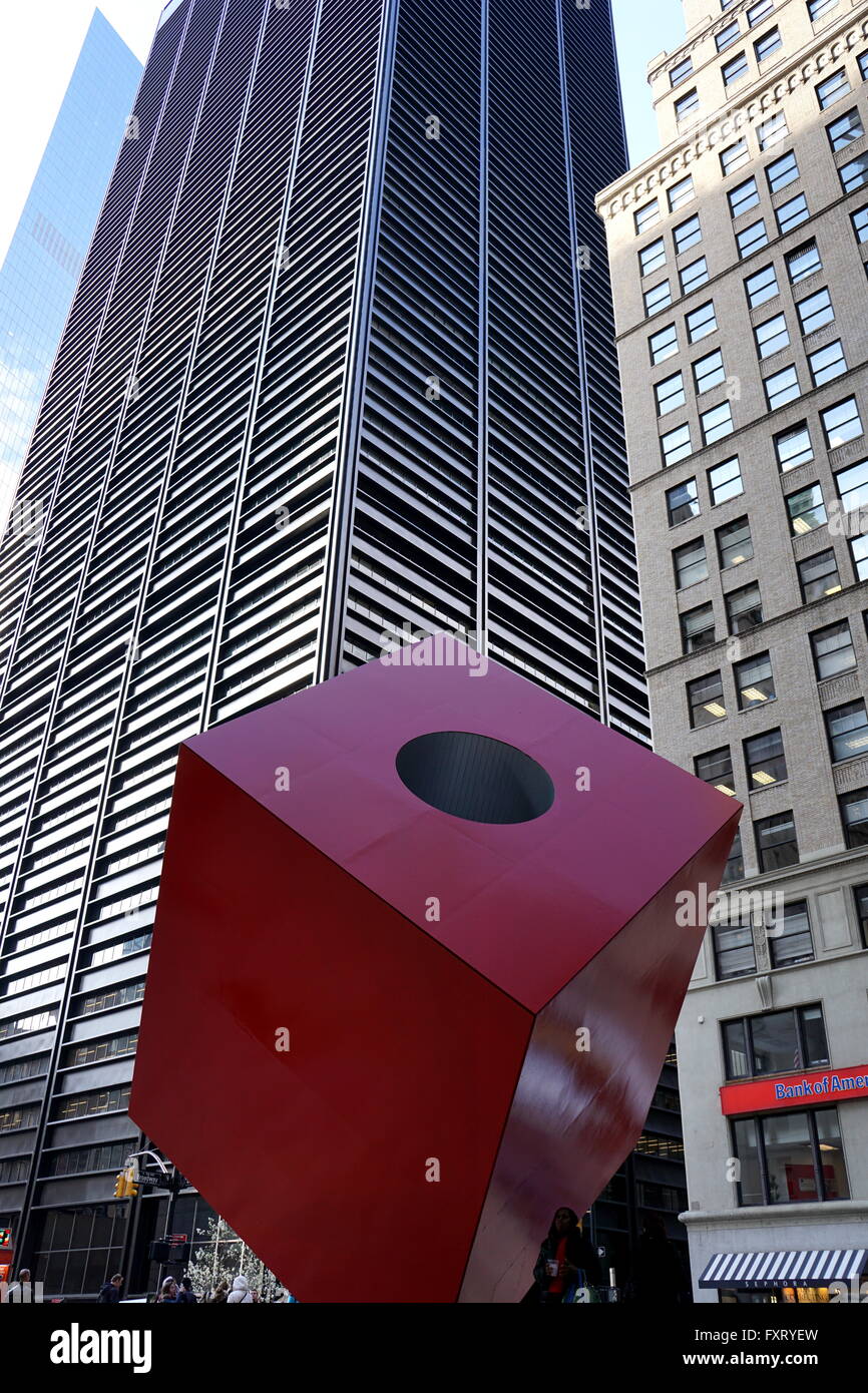 Roter würfel unterer manhattan -Fotos und -Bildmaterial in hoher ...