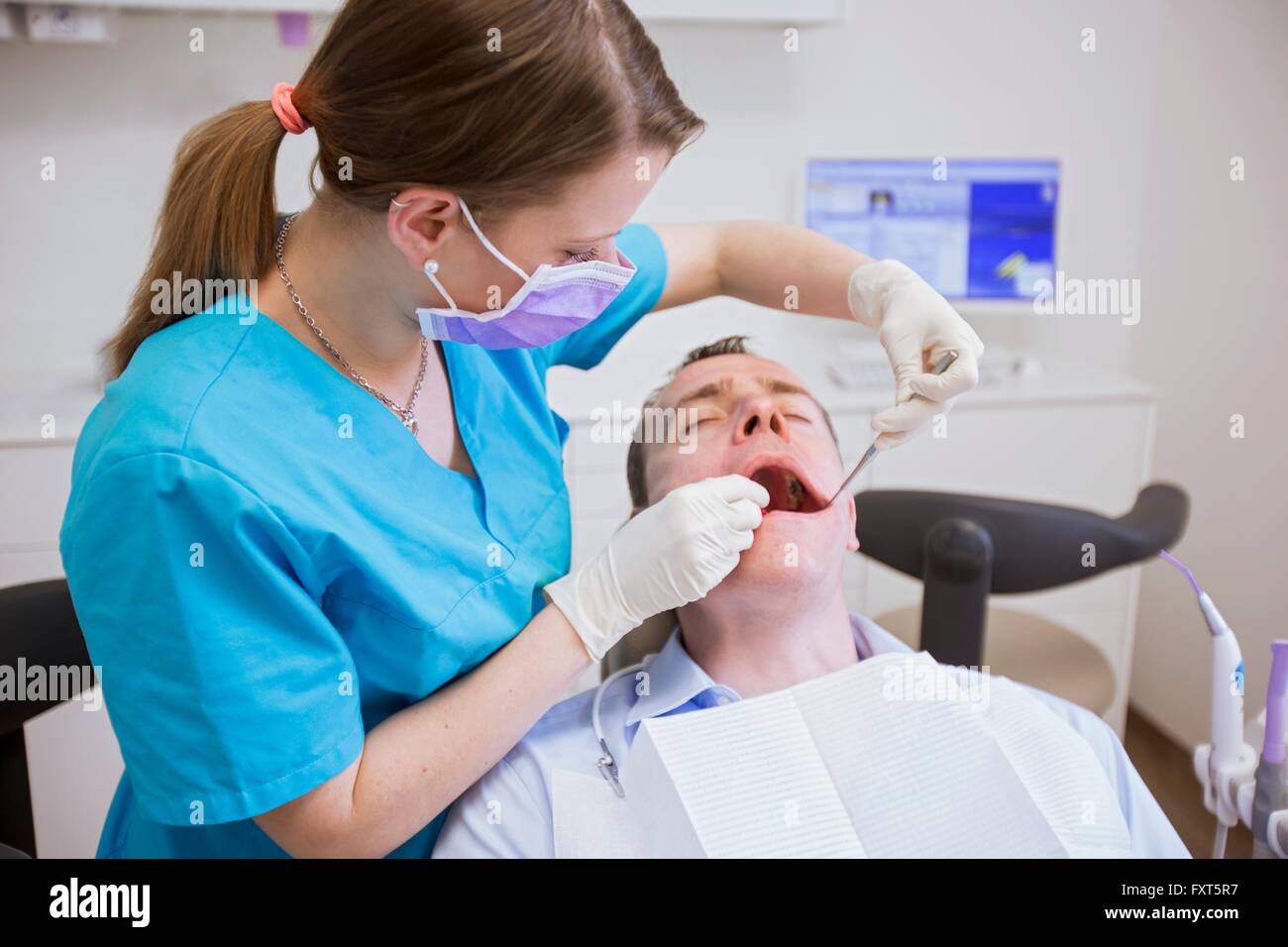 Mann zahnarzt -Fotos und -Bildmaterial in hoher Auflösung – Alamy
