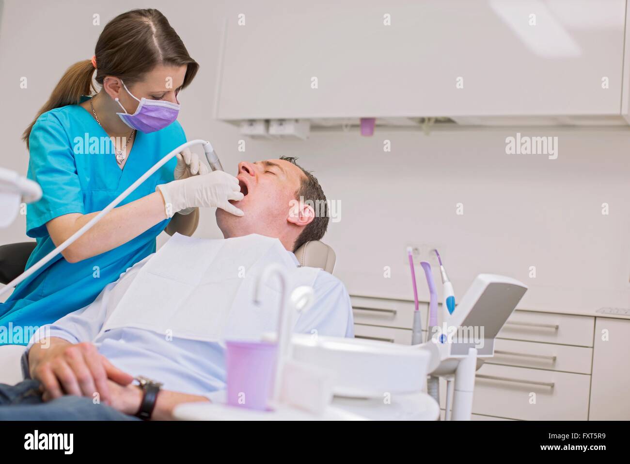 Mann zahnarzt -Fotos und -Bildmaterial in hoher Auflösung – Alamy