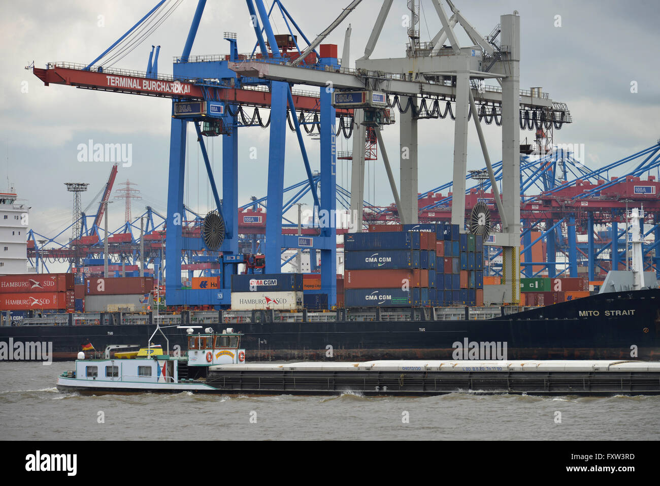 Containerschiff hamburg hafen -Fotos und -Bildmaterial in hoher ...