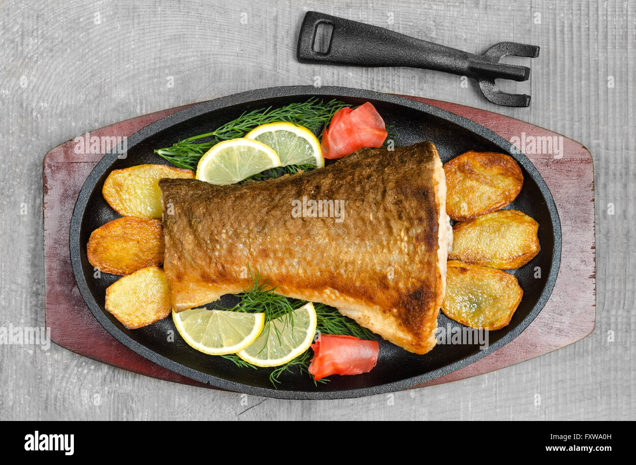 Gebratener lachs in der pfanne -Fotos und -Bildmaterial in hoher ...