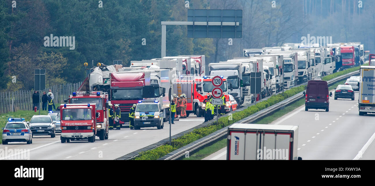 A12-Autobahn in der Nähe von Fuerstenwalde, Deutschland. 19. April ...