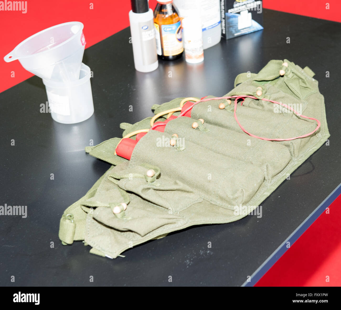 Explosive vest -Fotos und -Bildmaterial in hoher Auflösung – Alamy