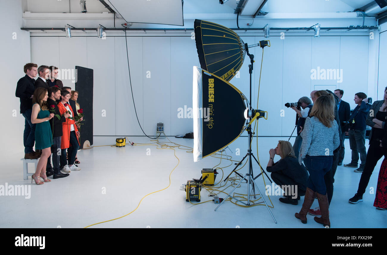Felix Everding in der Rolle des Dennis Grabowski (oben l-R), David C ...