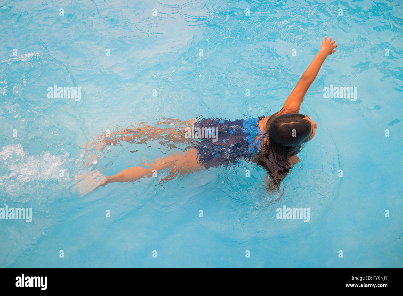 Kinder Schwimmen Im Pool Unterwasser Glückliche Aktive Mädchen Haben