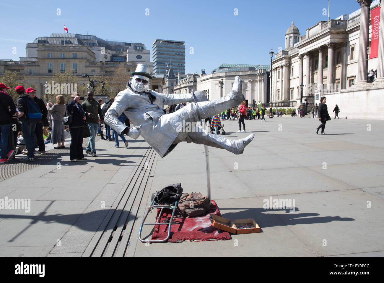 Street performer levitating -Fotos und -Bildmaterial in hoher Auflösung ...