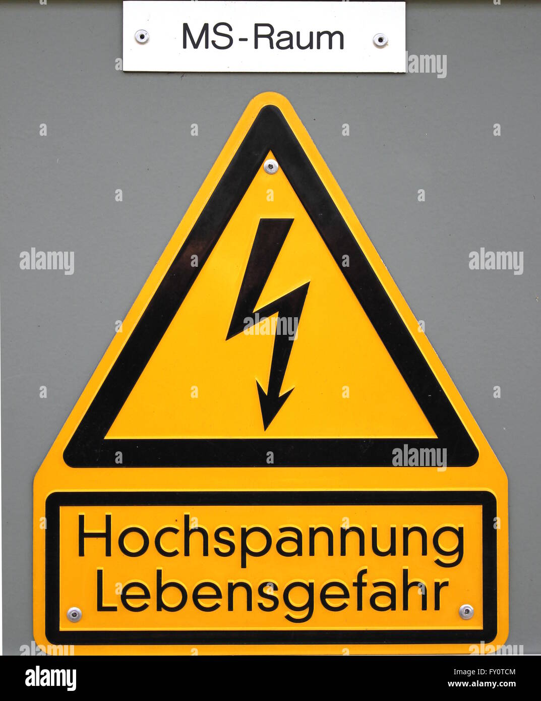 Hochspannungs-Zeichen in Deutschland. Die oberste Zeile bedeutet ...