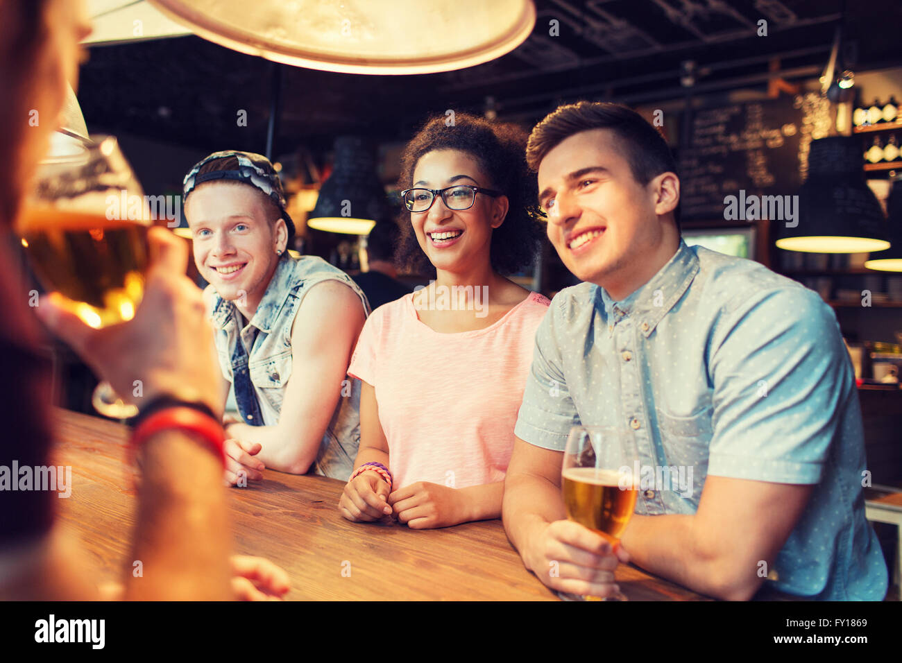 Glückliche Freunde Bier trinken und reden bei Bar Stockfotografie - Alamy