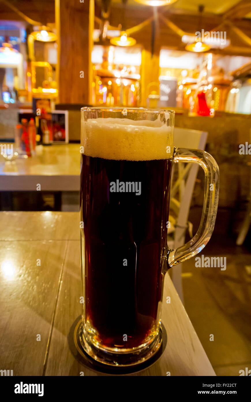 Halben Liter dunkles Bier, Brovarnia Gdansk, eine Brauerei Kneipe im ...