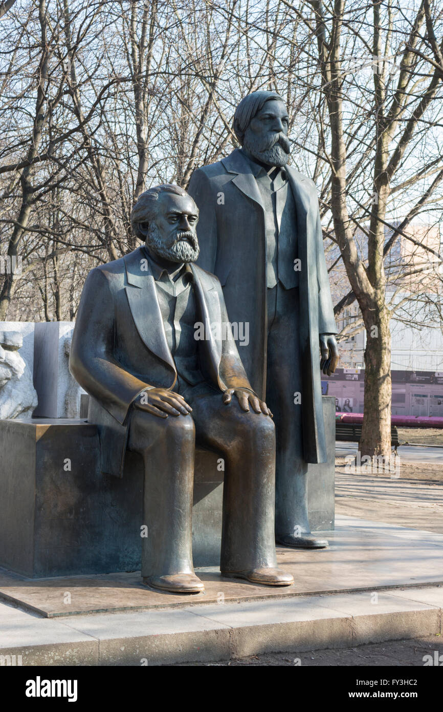 Marx und engel statuen -Fotos und -Bildmaterial in hoher Auflösung – Alamy