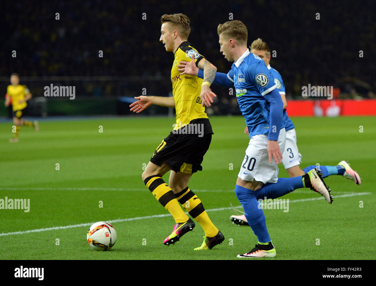 Berliner Mitchell Weiser (R) und Dortmunder Marco Reus wetteifern um ...