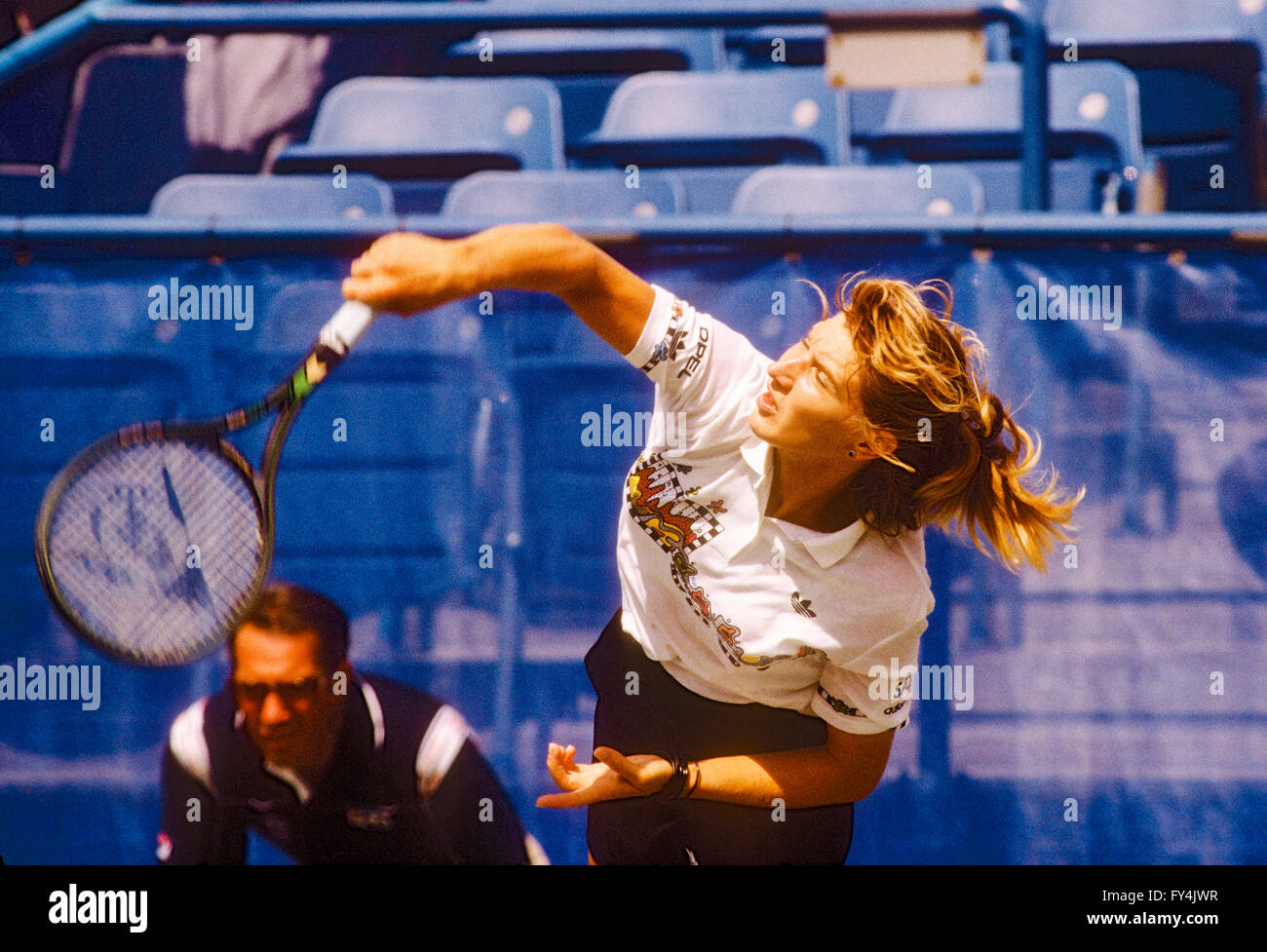 Steffi Graf (GER) im Wettbewerb bei den US Open 1989 Stockfotografie ...