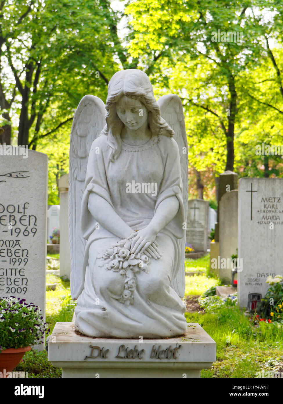 Weißer Marmor Engel am Grab Friedhof in München Ostfriedhof Deutschland ...