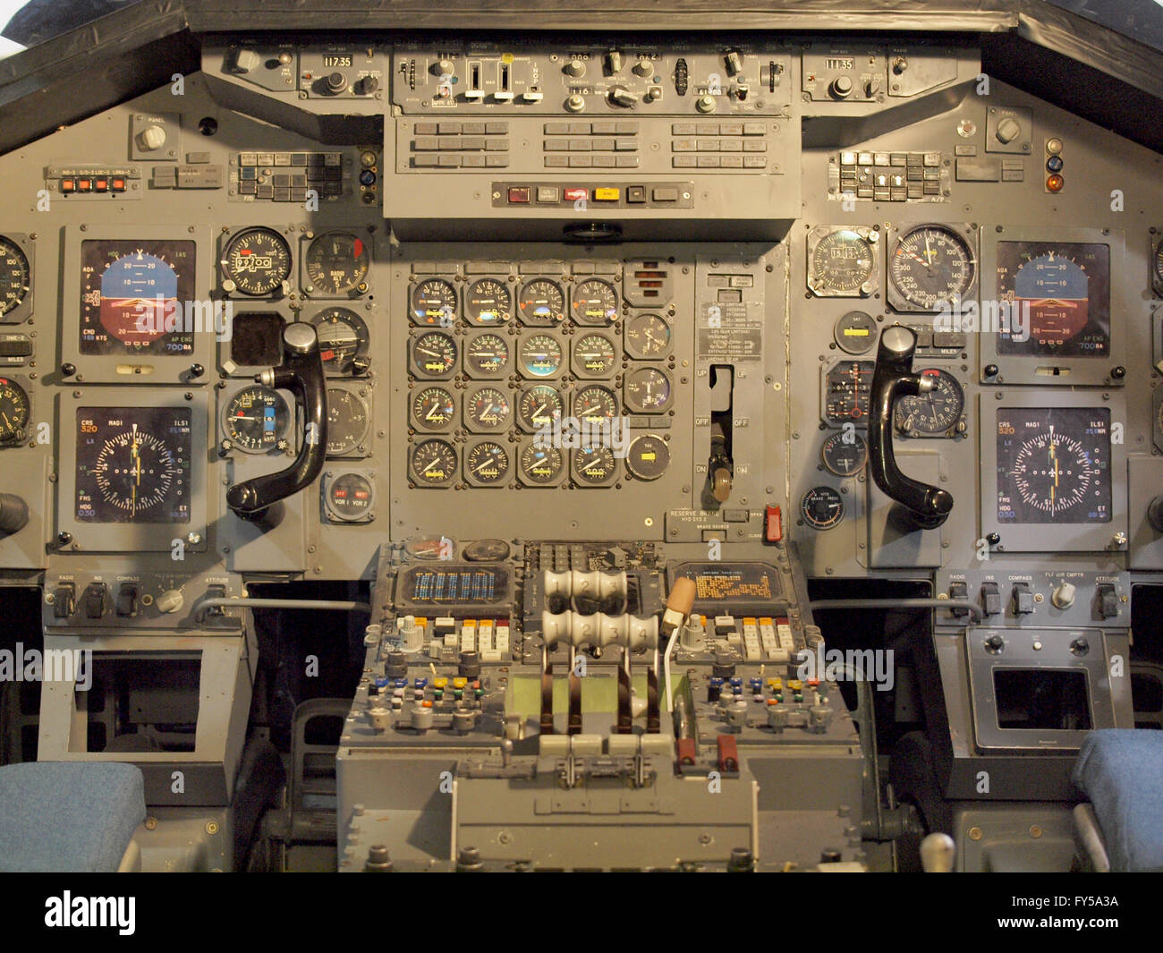 Jet-Flugzeug-Cockpit Ausrüstung mit verschiedenen Indikatoren, Knöpfe ...