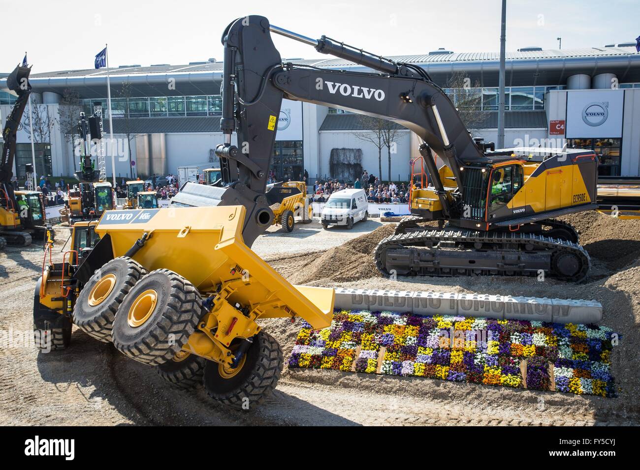 Bauma 2016 Ausstellung: Volvo EC950E L Bagger & Kipper A45G FS machen ...