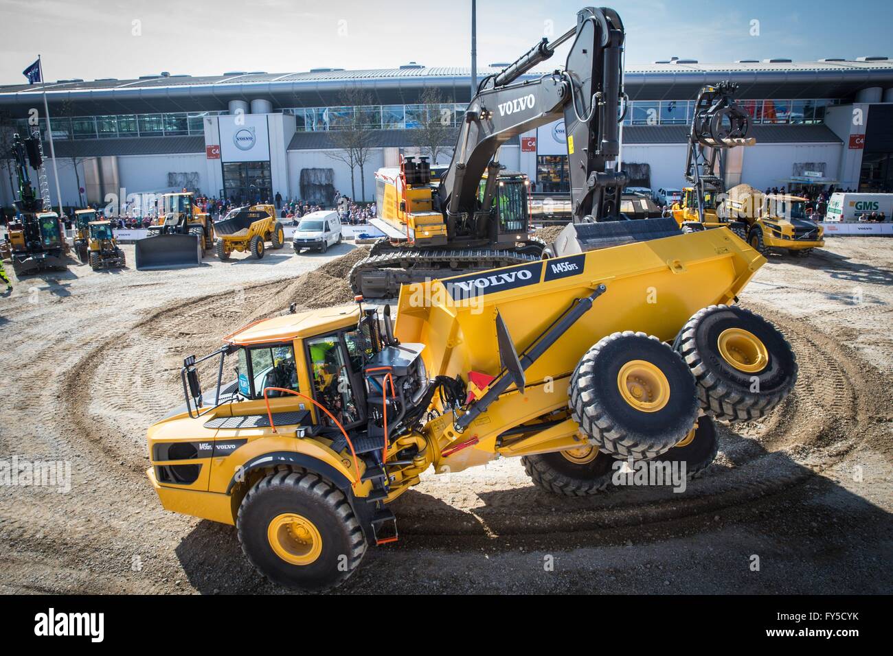 Bauma 2016 Ausstellung: Volvo EC950E L Bagger & Kipper A45G FS machen ...