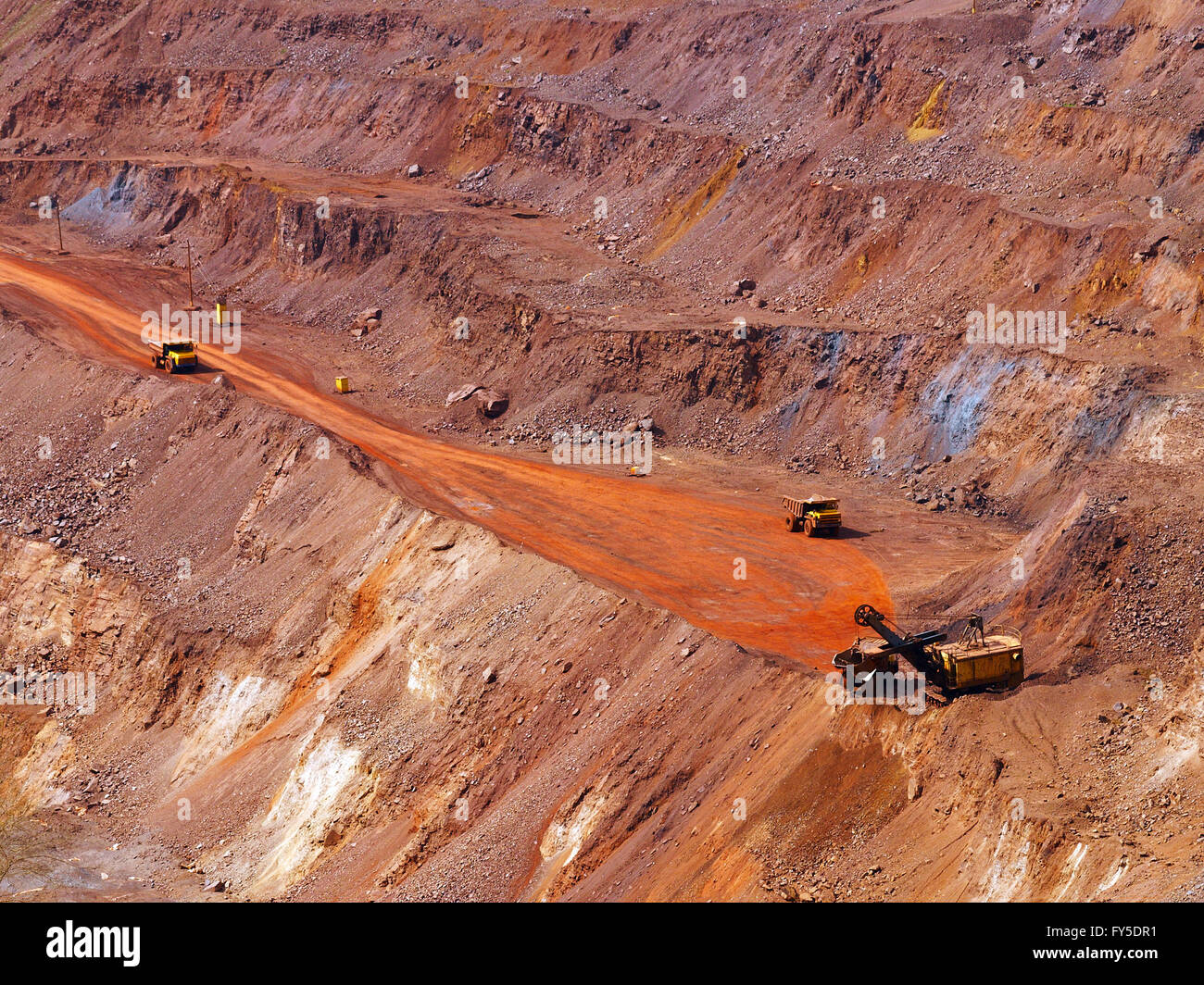 Draufsicht der terrassenförmig angelegten Tagebau-mine mit Steinbruch ...