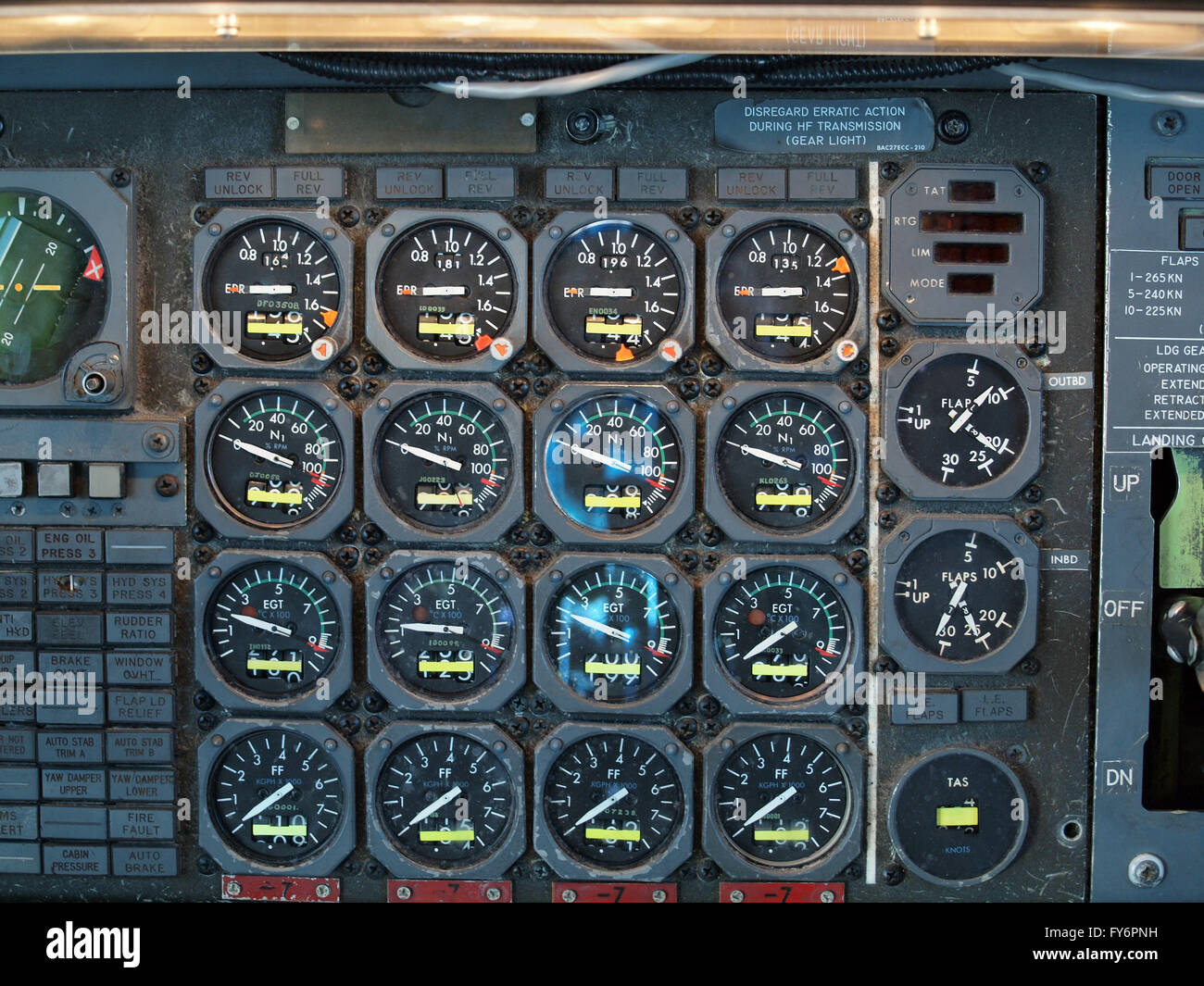 Jet Flugzeug Cockpit-Ausrüstung mit verschiedenen Indikatoren, Knöpfe ...