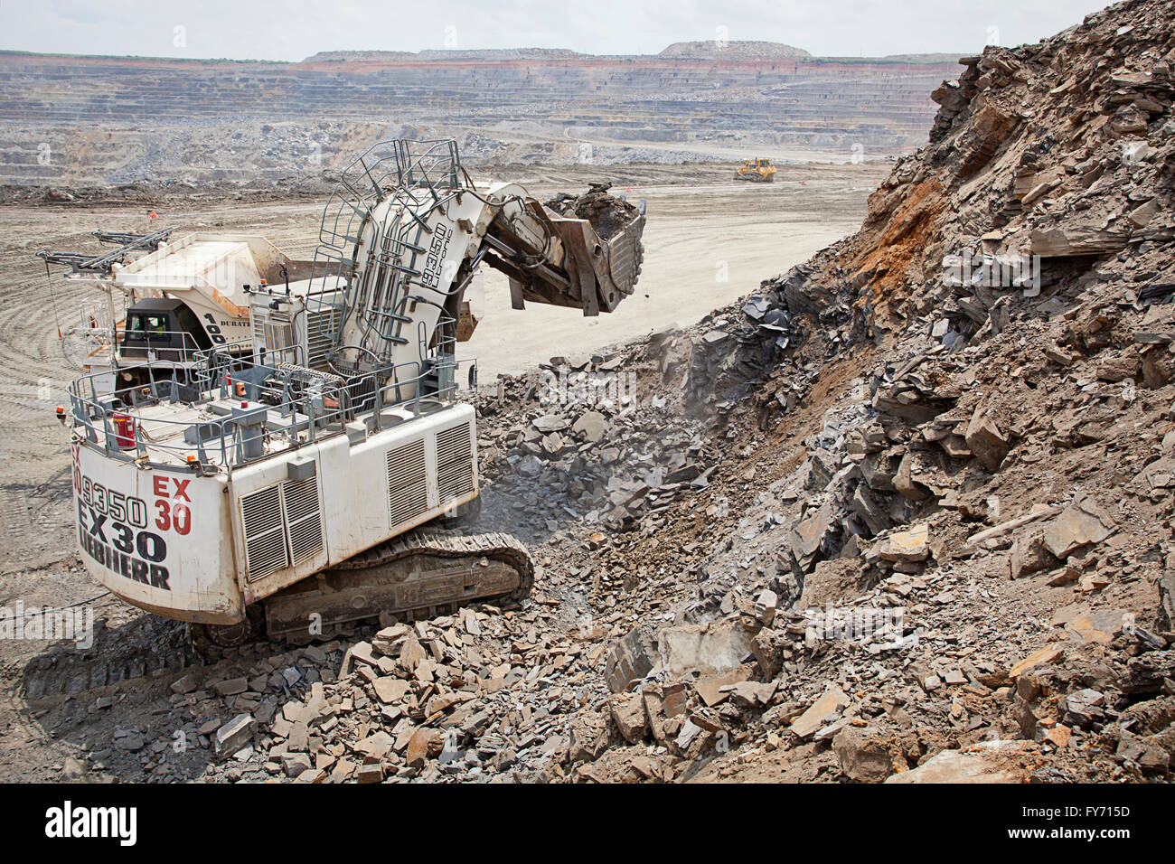 Liebherr mining excavator -Fotos und -Bildmaterial in hoher Auflösung ...