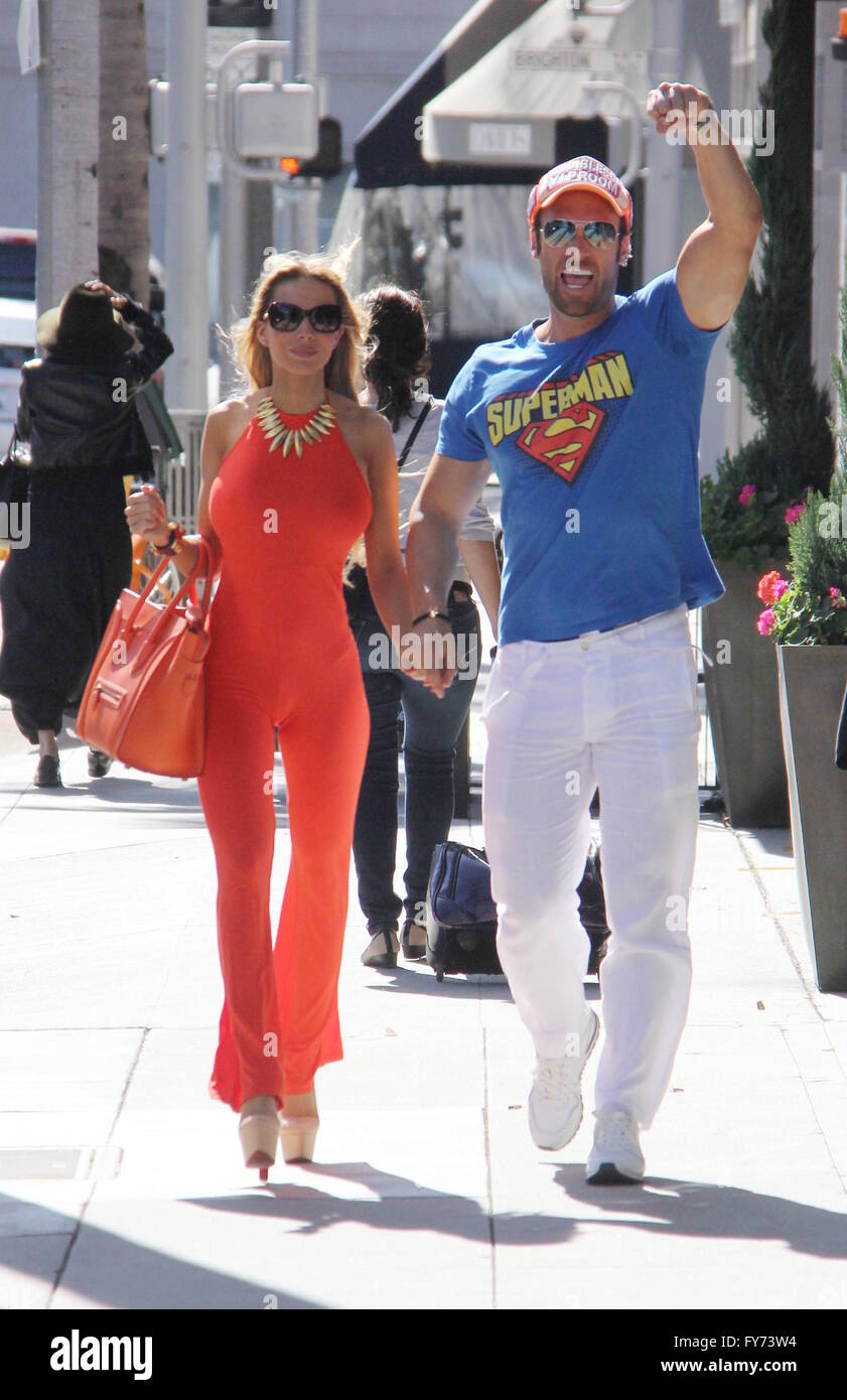 Bastian Yotta gesehen trägt ein Superman-t-Shirt mit seiner Frau Maria ...