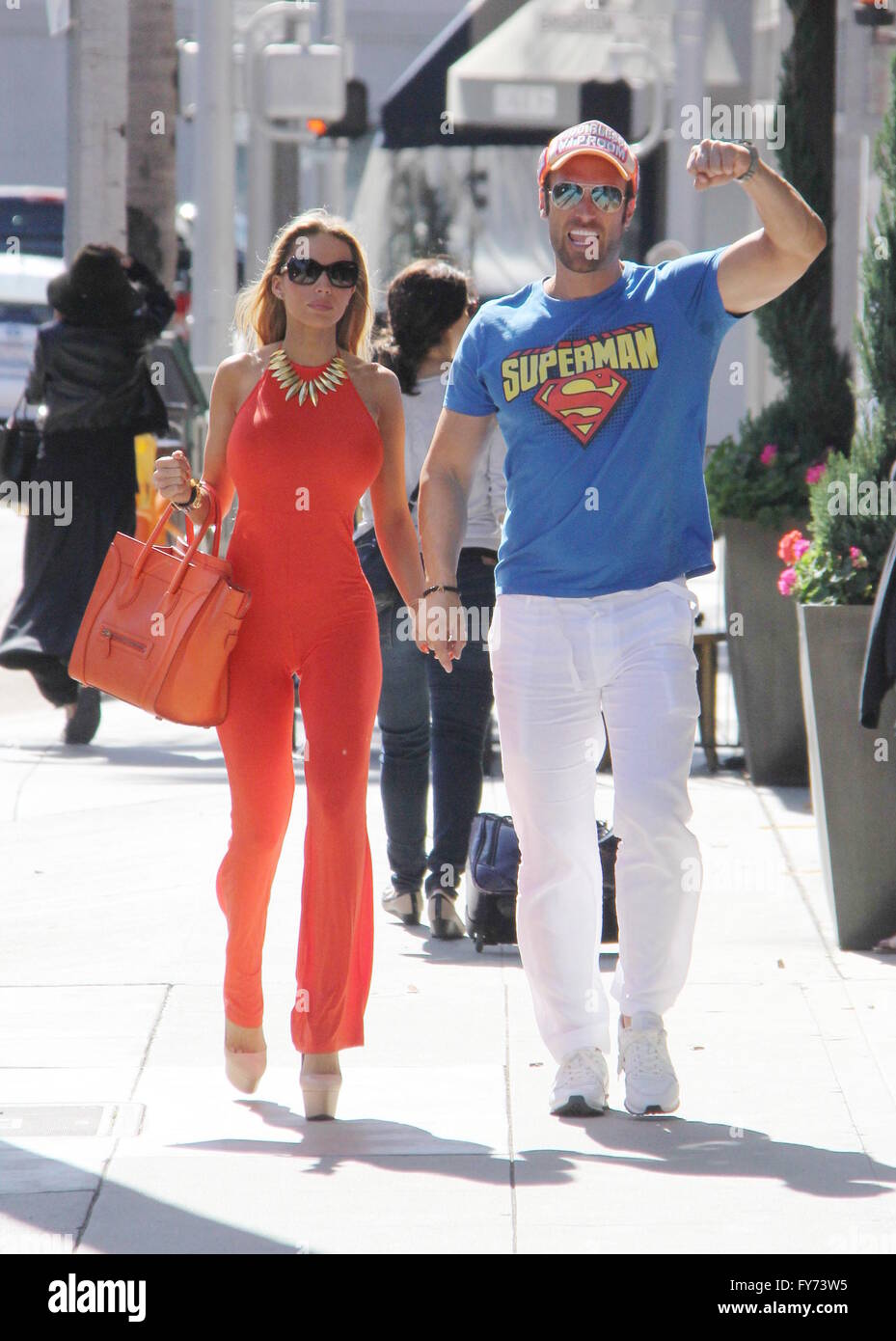 Bastian Yotta gesehen trägt ein Superman-t-Shirt mit seiner Frau Maria ...