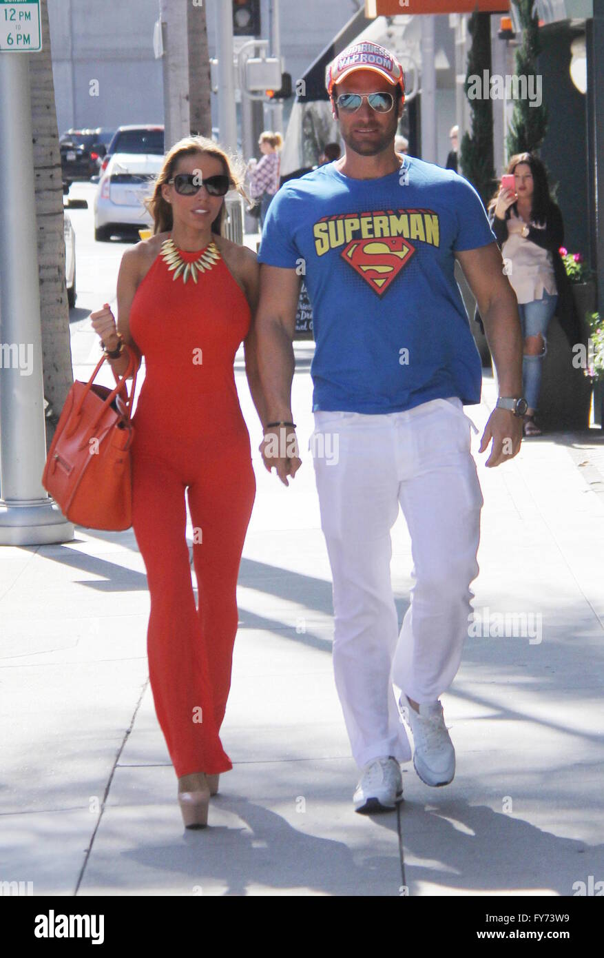 Bastian Yotta gesehen trägt ein Superman-t-Shirt mit seiner Frau Maria ...