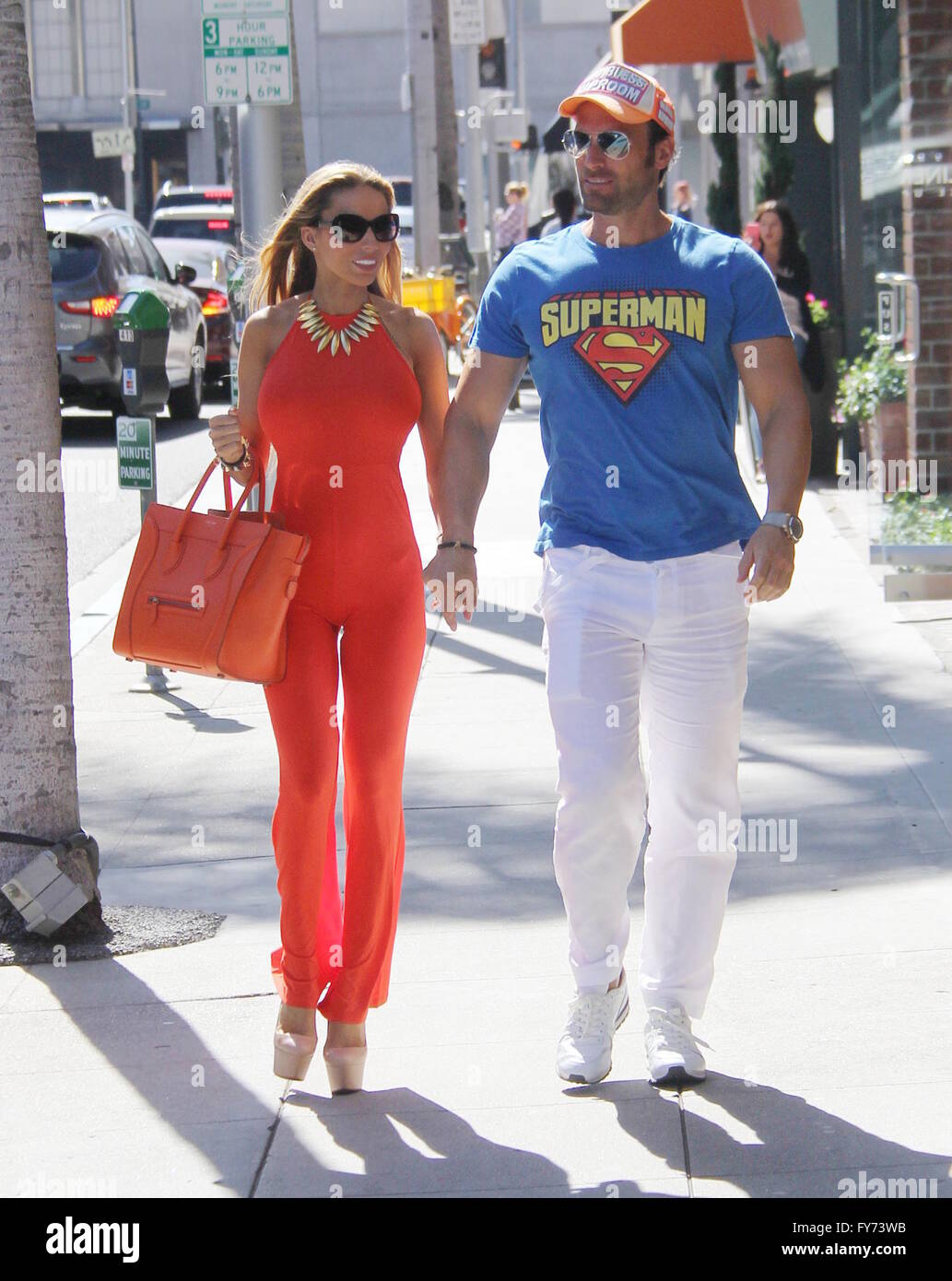 Bastian Yotta gesehen trägt ein Superman-t-Shirt mit seiner Frau Maria ...