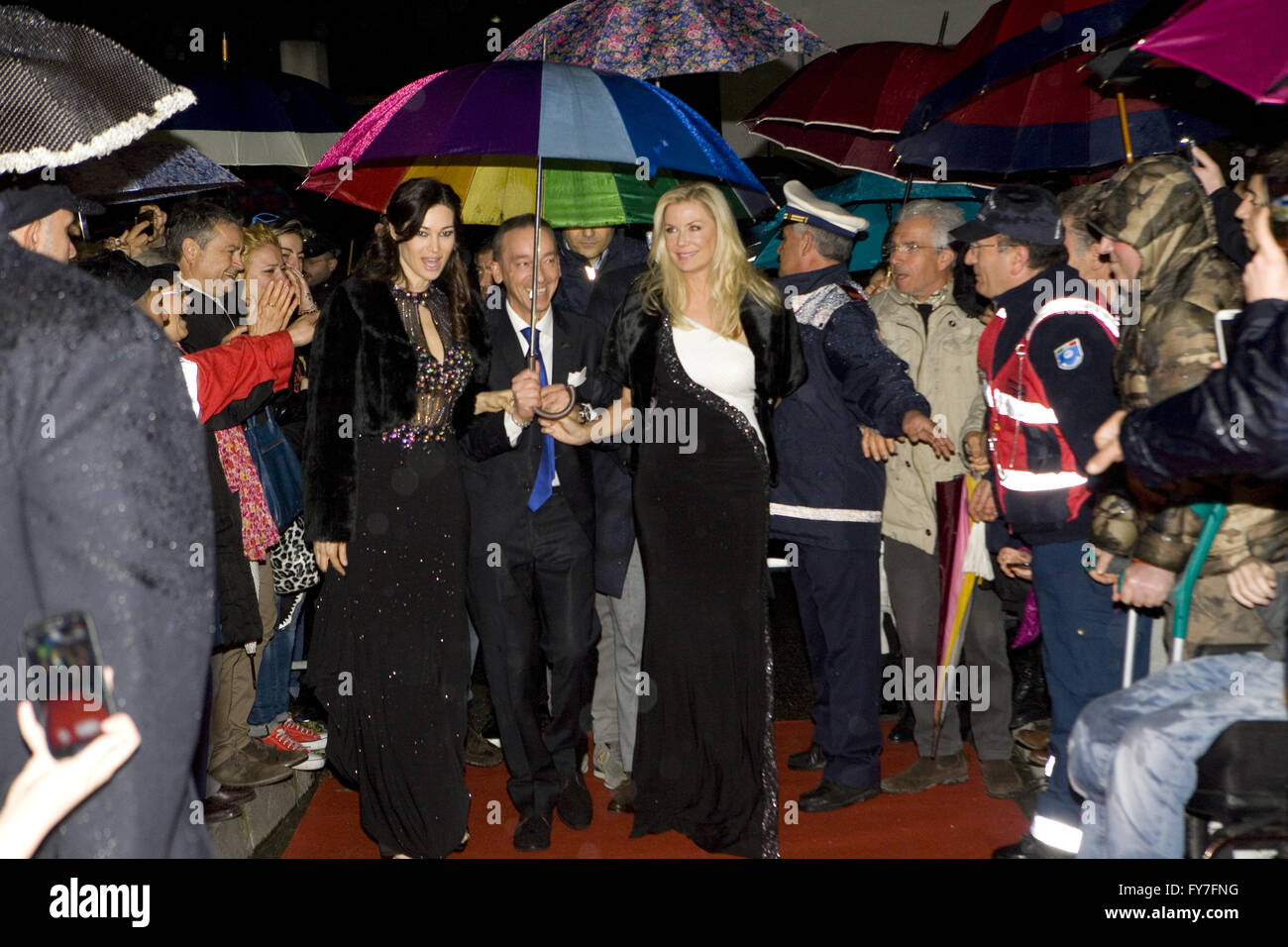 Lokalen Caption *** Teverola (Ce) Einweihung des einen Show-Room der ...