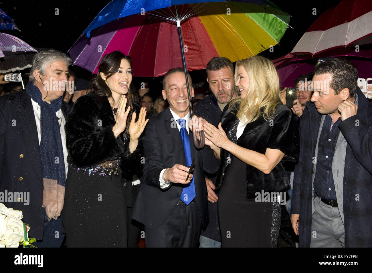 Lokalen Caption *** Teverola (Ce) Einweihung des einen Show-Room der ...