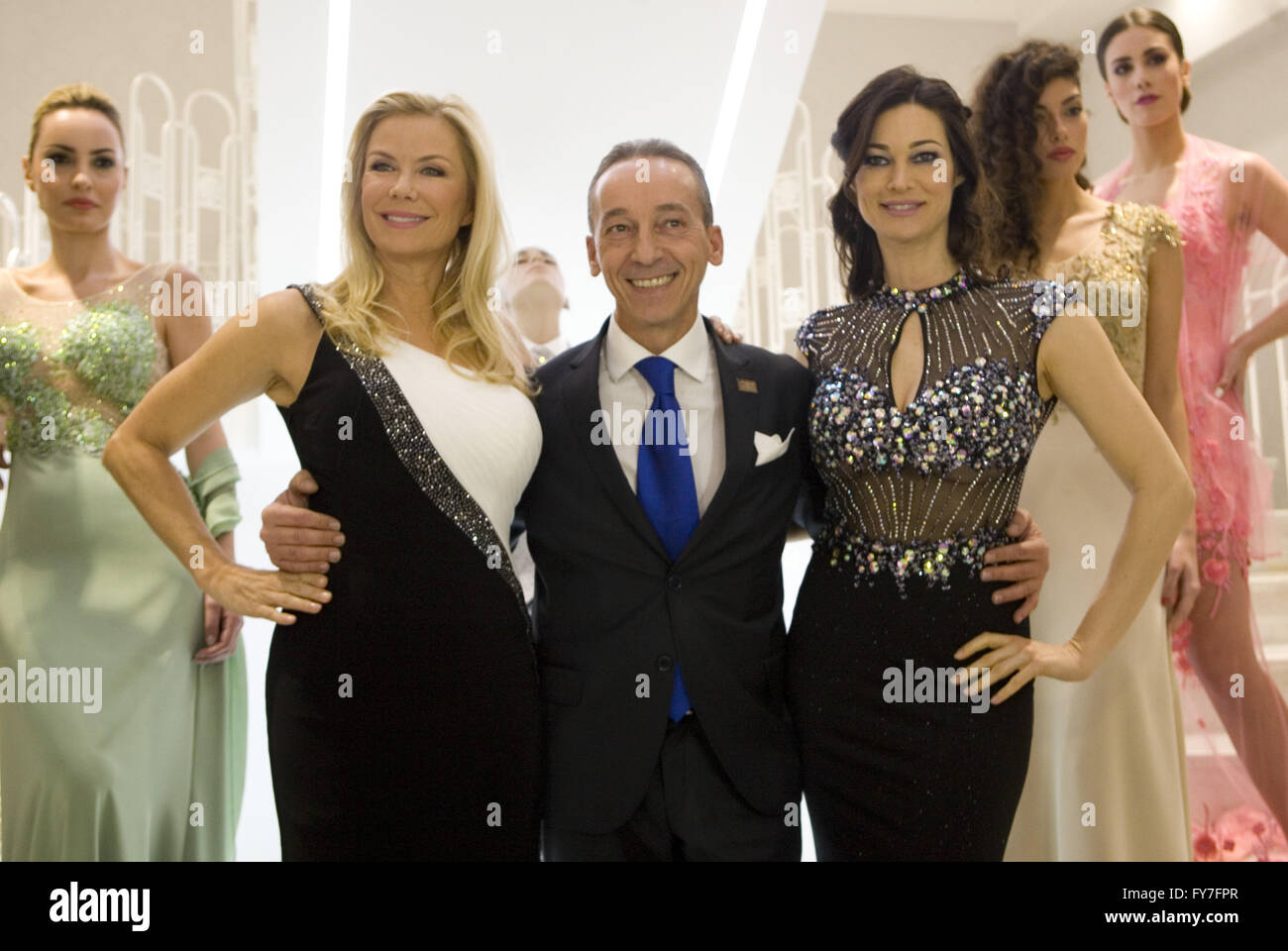 Lokalen Caption *** Teverola (Ce) Einweihung des einen Show-Room der ...