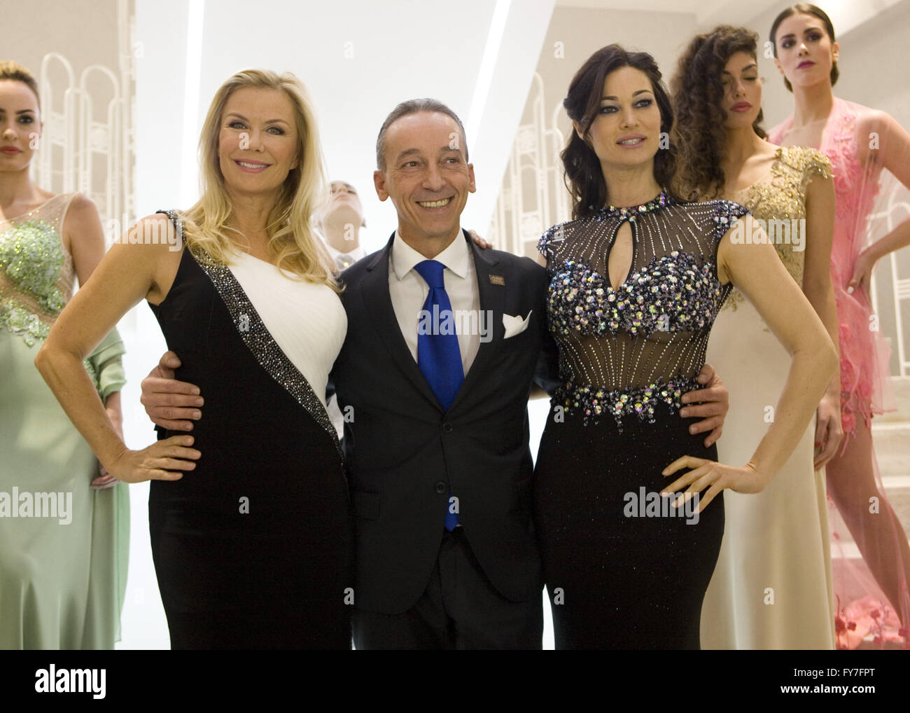 Lokalen Caption *** Teverola (Ce) Einweihung des einen Show-Room der ...