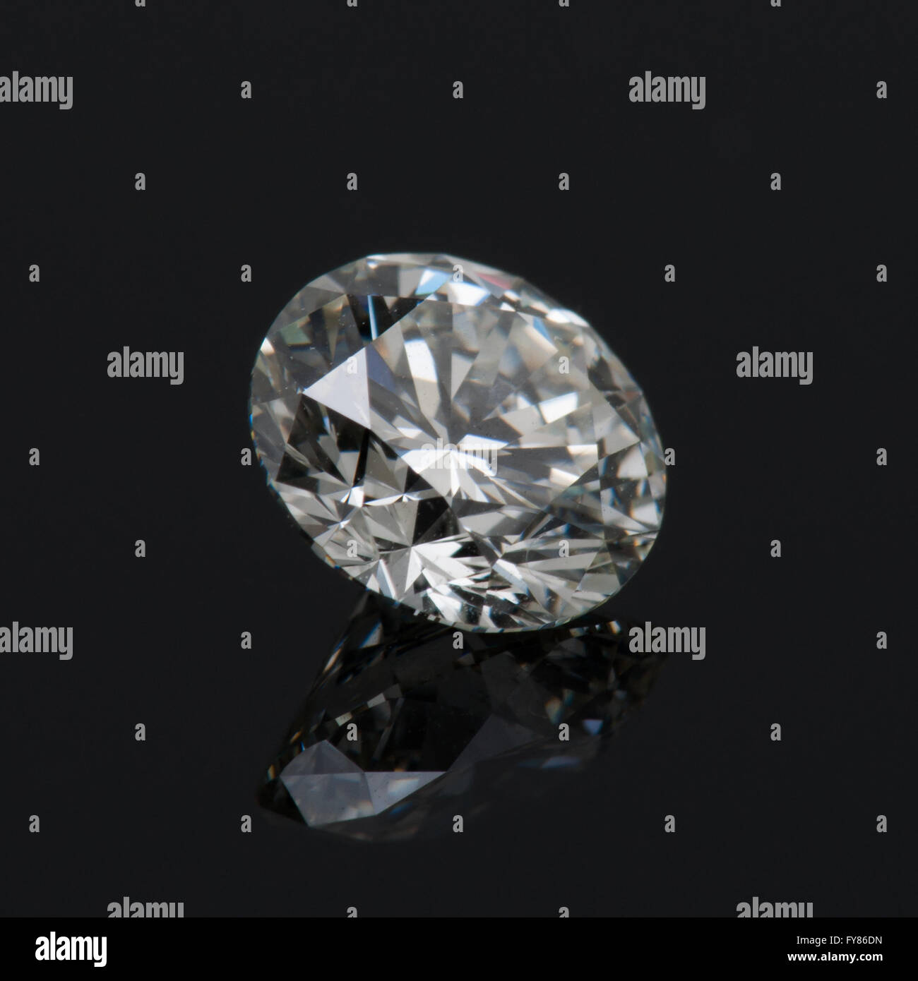 Rund geschliffener diamant -Fotos und -Bildmaterial in hoher Auflösung ...