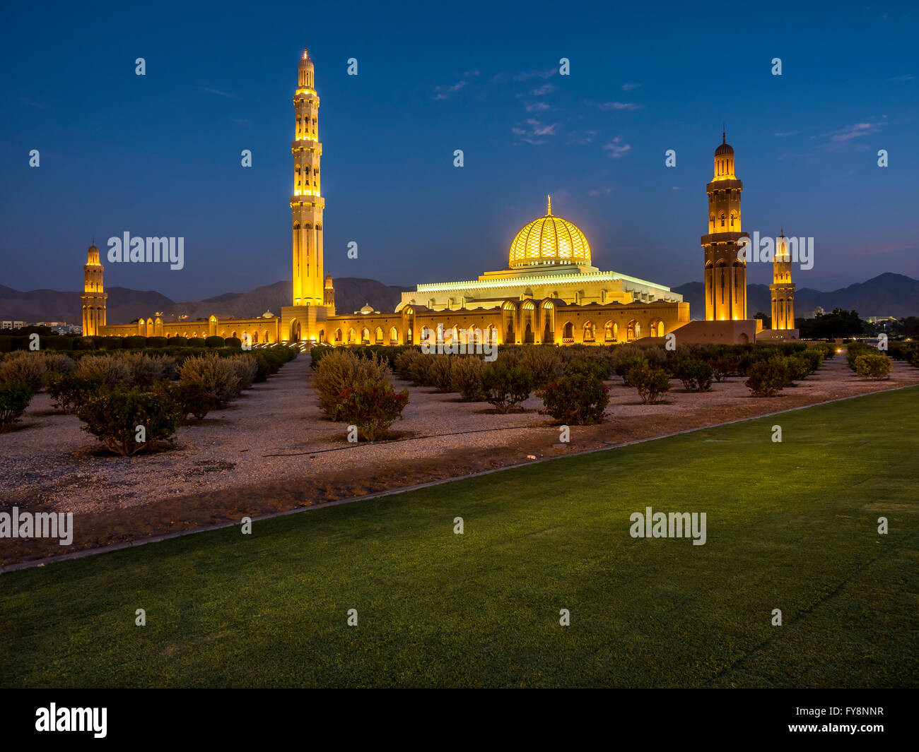 Sultan qaboos große moschee am abend -Fotos und -Bildmaterial in hoher ...
