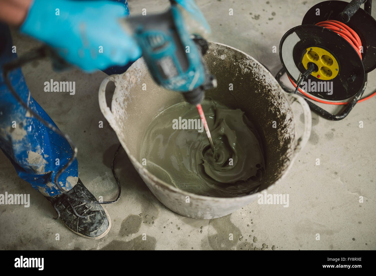 Man mixing cement in bucket -Fotos und -Bildmaterial in hoher Auflösung ...