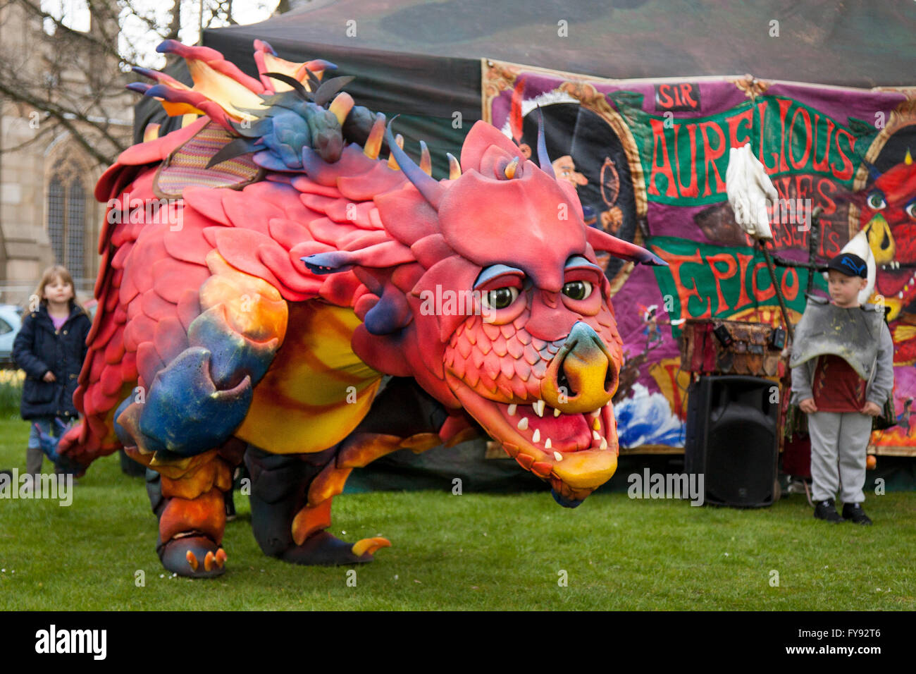 St. George’s Day schuppige animierte roten Drachen im April 2016 ...