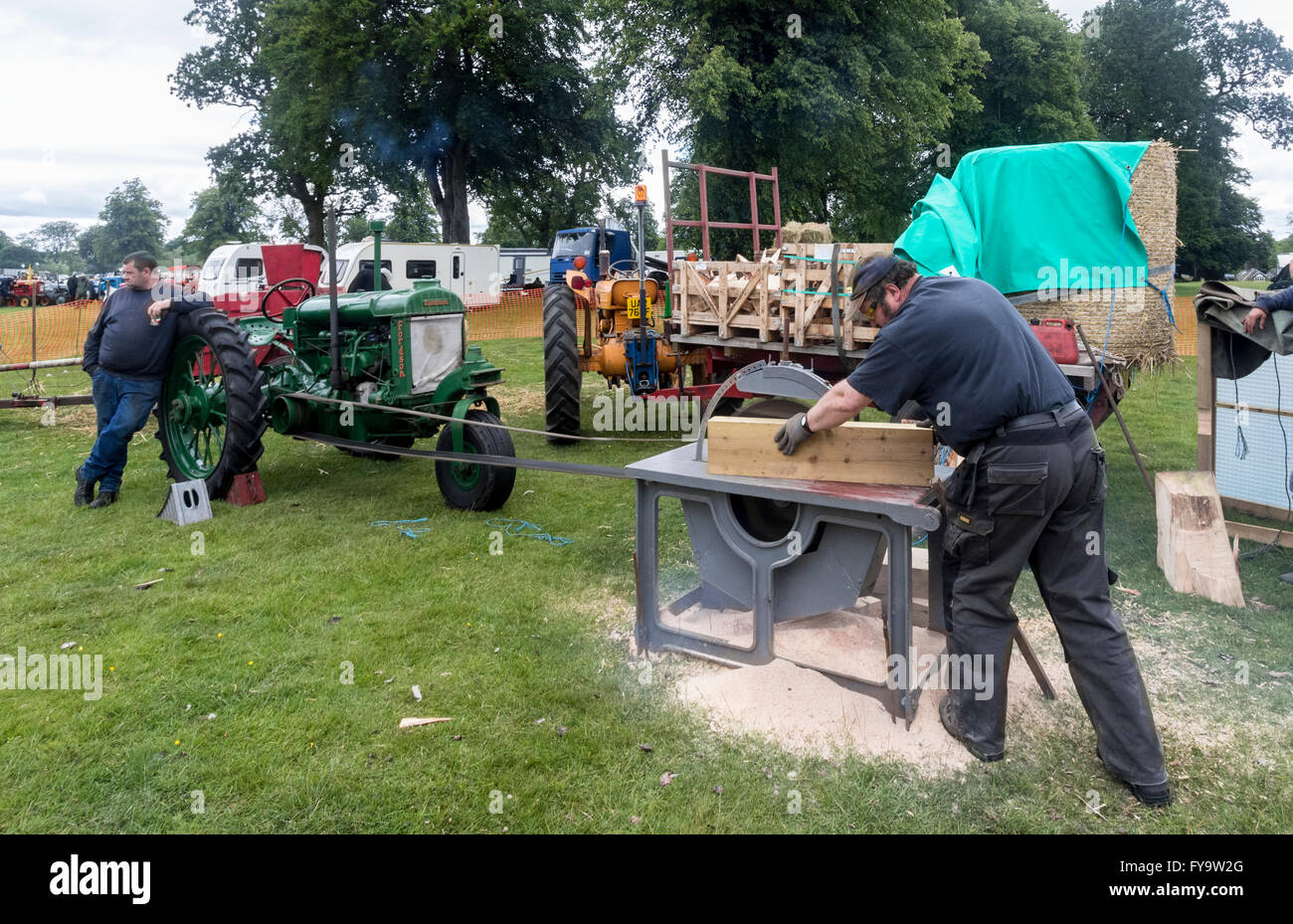 Schneiden von Holz mobile Säge lief mit einem Traktor geben ...